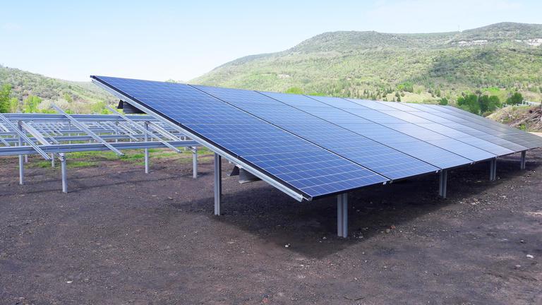 Screwless fastening and grounding clips for photovoltaic systems